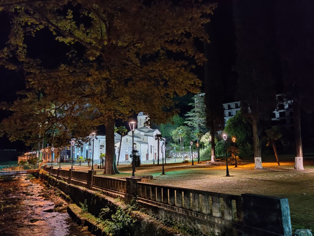 Ortodoks kiliseleri Церковь Симона Кананита, New Athos, foto