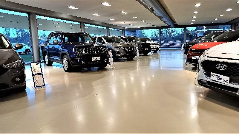 Pazarlar ve çarşılar AutoBruino Outlet, Piyemonte, foto