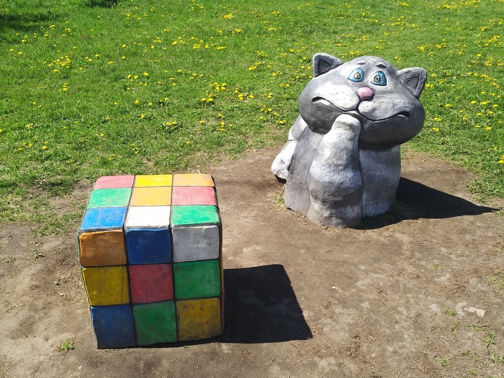 Park, sokak heykeli Кот и кубик, Sljudyanka, foto