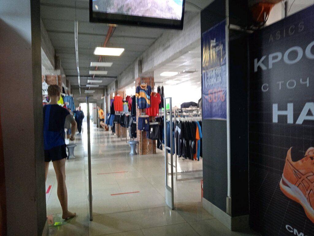Spor giyim ve ayakkabı Asics, Vladivostok, foto
