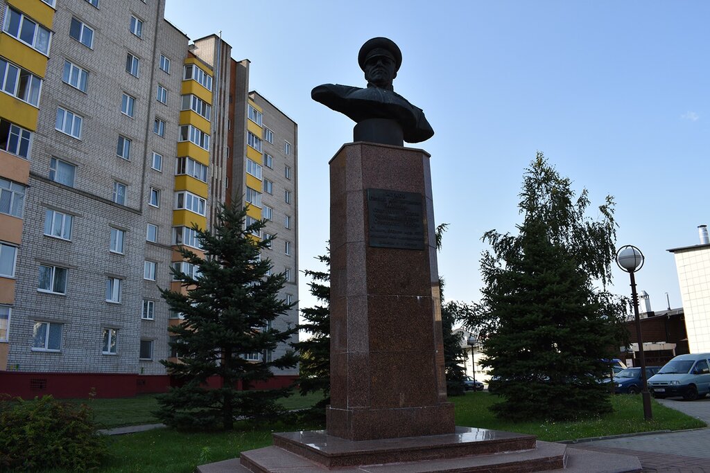 Anıt, heykel Г.К. Жуков, Slutsk, foto