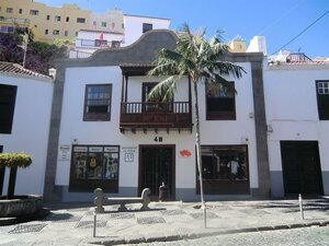 Apartamentos la Fuente (Calle Anselmo Pérez de Brito No:55, Breña Alta), otel  Santa Cruz de la Palma'dan