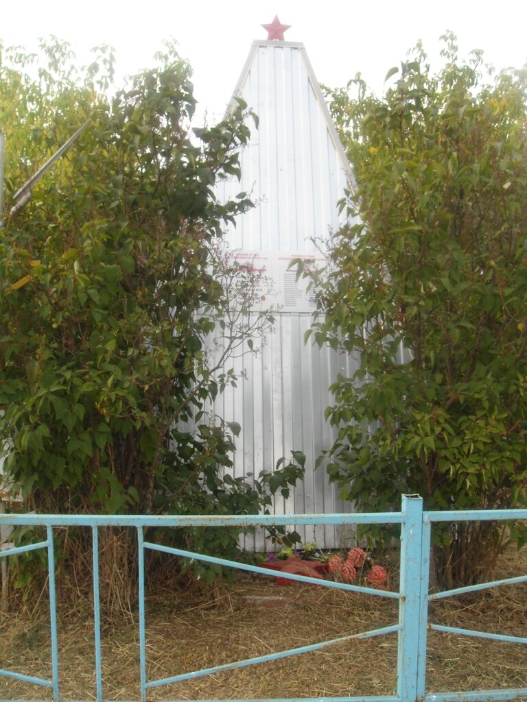 Anıt, heykel Обелиск землякам, погибшим в годы Великой Отечественной войны, Kurganskaya oblastı, foto