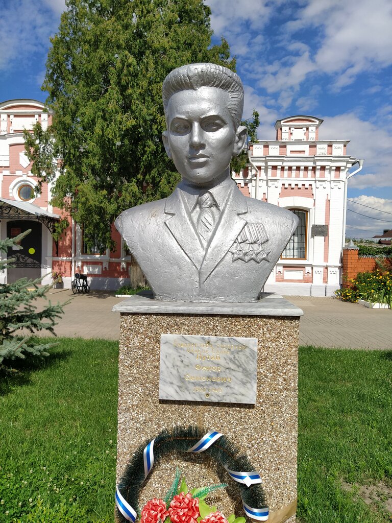 Anıt, heykel Бюст полного кавалера ордена Славы Лутай Ф. С., Belgorodskaya oblastı, foto