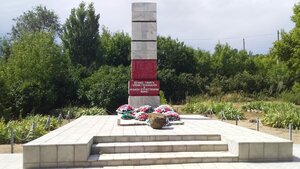 Братская могила (Volgograd Region, Dubovskiy rayon, Peskovatskoye selskoye poseleniye, selo Peskovatka, Moskovskaya ulitsa, 27), anıt, heykel  Volgogradskaya oblastından