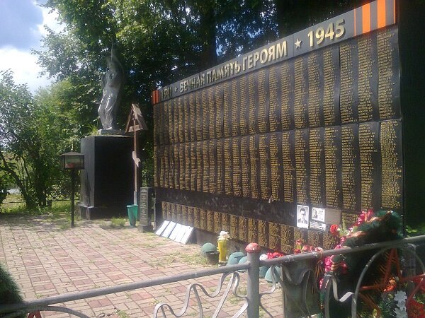 Anıt, heykel Братская могила, Kalujskaya oblastı, foto