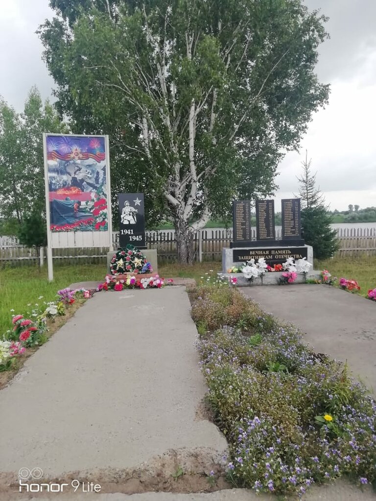 Anıt, heykel Односельчанам, павшим в годы Великой Отечественной войны, Tomskaya oblastı, foto