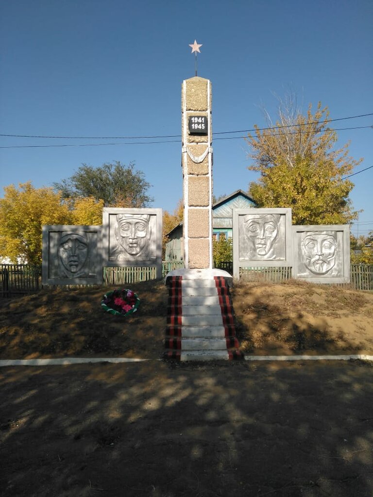 Anıt, heykel Обелиск воинам-односельчанам, павшим в Великой Отечественной войне, Orenburgskaya oblastı, foto