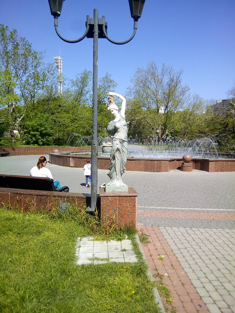 Park, sokak heykeli Девушка с фруктами, Novorossiysk, foto