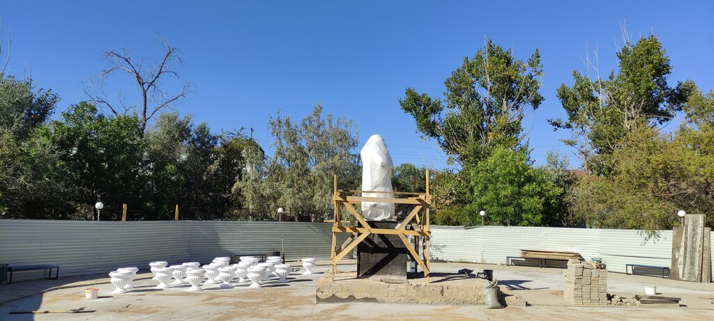 Anıt, heykel Azat etýshi jaýyngerge, Jezkazgan, foto