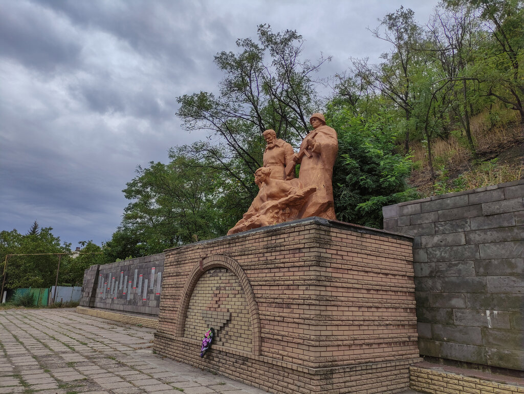 Anıt, heykel Жертвам фашизма, Krasnyi Luch, foto