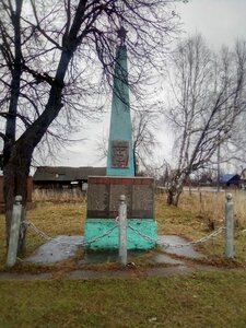 Обелиск Воинам - землякам, павшим в боях за Родину во время Великой Отечественной войны (Sverdlovsk Region, Shalinskiy munitsipalny okrug, posyolok Ilim, ulitsa Mira), anıt, heykel  Sverdlovskaya oblastından