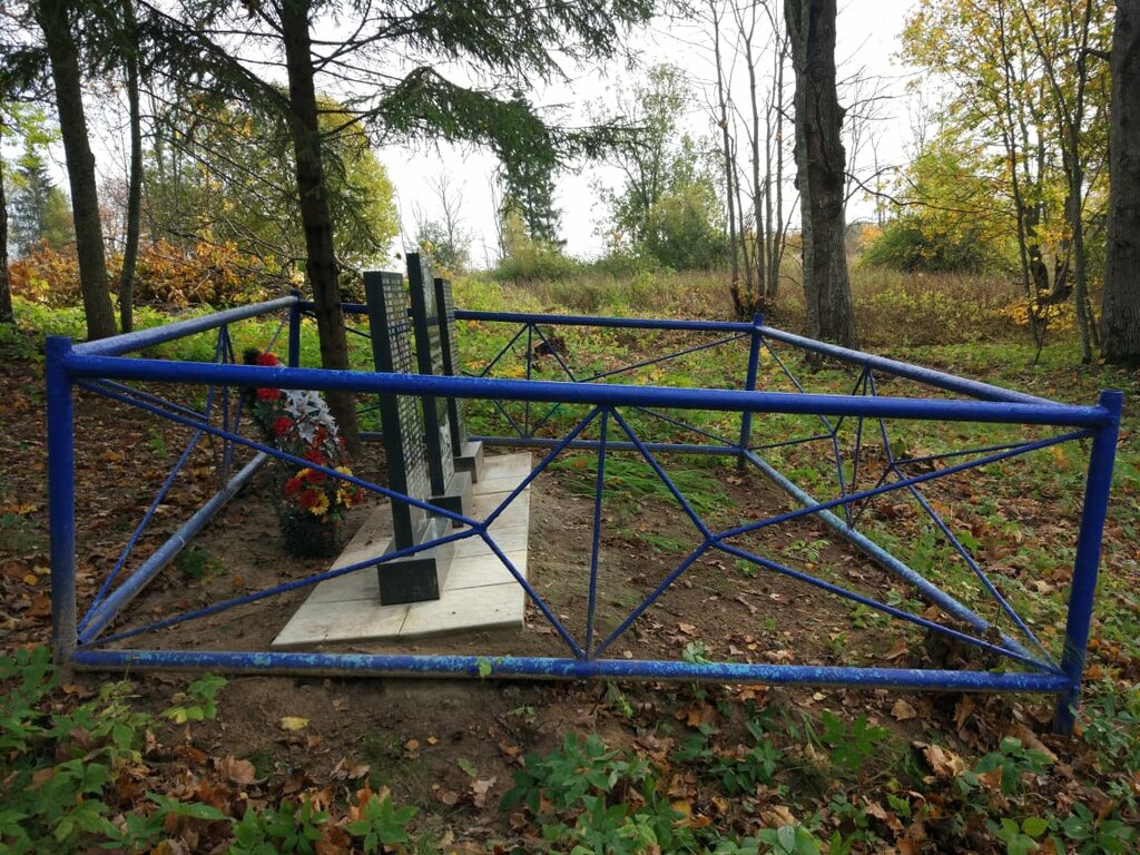 Anıt, heykel Воинское захоронение, Pskovskaya oblastı, foto