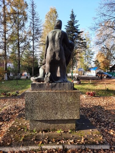 Anıt, heykel Скорбящая мать, Novgorodskaya oblastı, foto