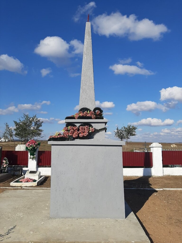 Anıt, heykel Братская могила советских воинов и партизан, Kırım Cumhuriyeti, foto