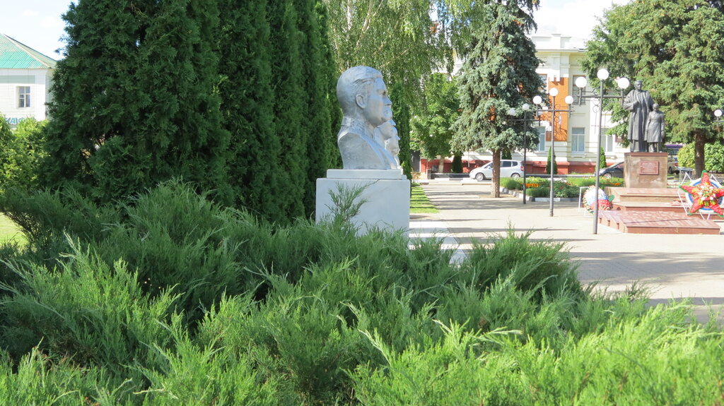 Anıt, heykel Бюст Героя Советского Союза Жученко П.Д., Belgorodskaya oblastı, foto