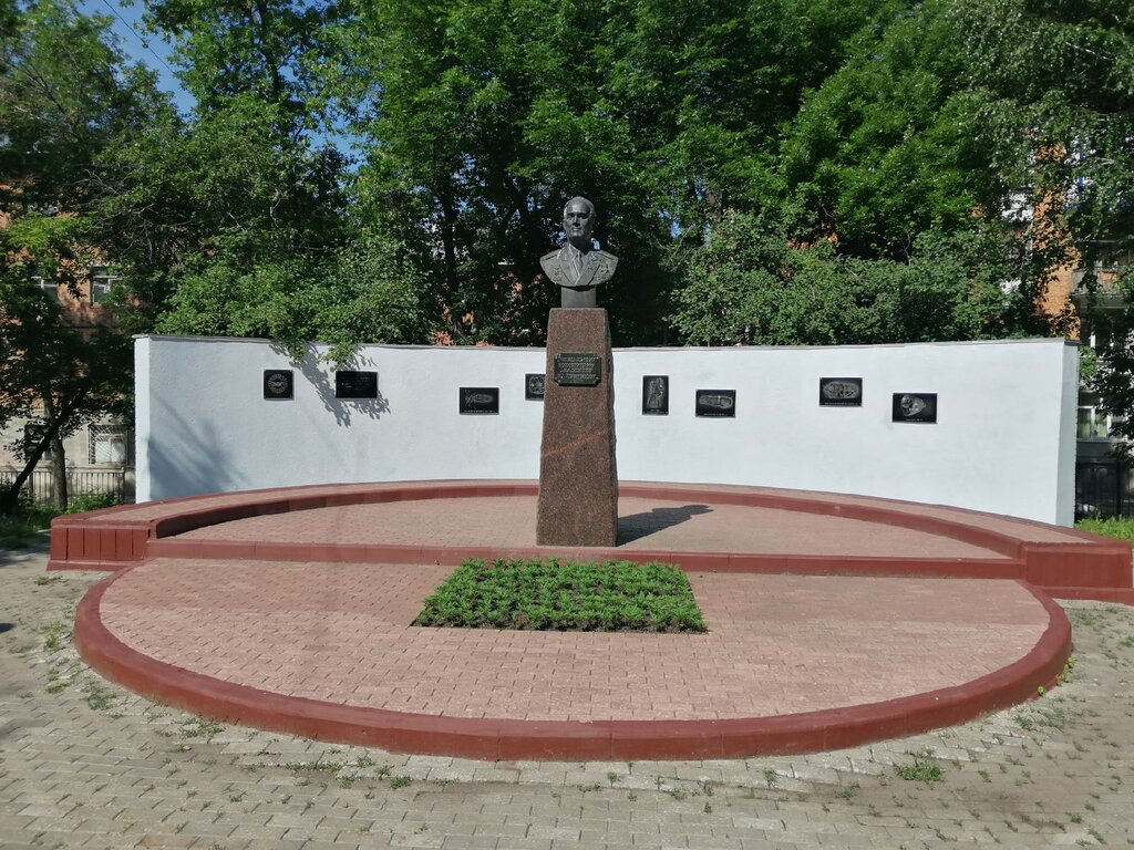 Anıt, heykel Бюст конструктора Николая Даниловича Кузнецова, Samara, foto