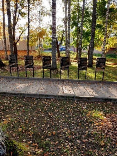 Anıt levhası, anıt taş Любытинцам - Героям Советского Союза, Novgorodskaya oblastı, foto