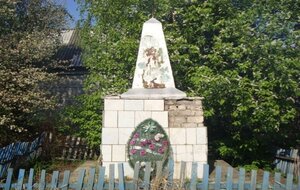 Героям-землякам, участникам Великой Отечественной войны (Kirov Region, Vyatskopolyanskiy rayon, Sludskoye selskoye poseleniye, derevnya Verkhniye Iziverki), anıt, heykel  Kirovskaya oblastından