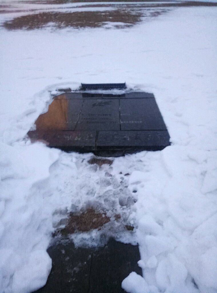 Anıt levhası, anıt taş Memorial plate of O.K. Kovaleva, Volgograd, foto
