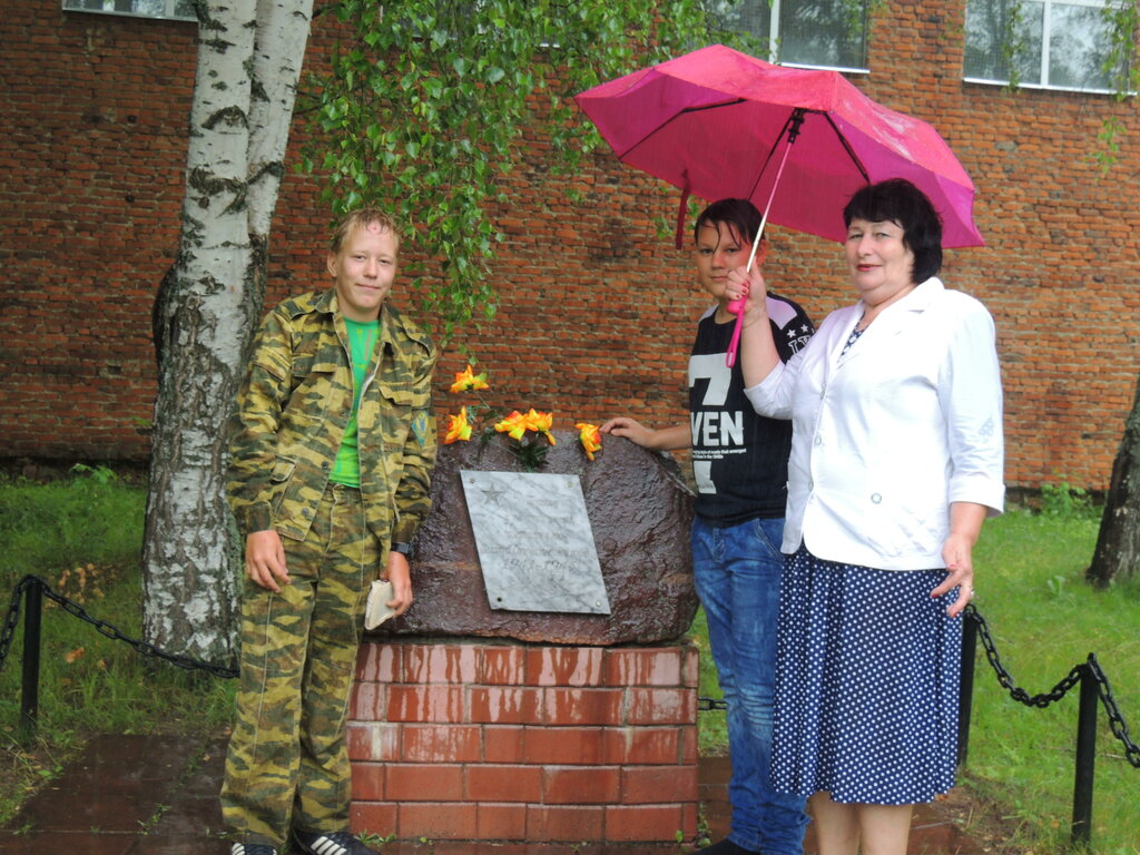 Anıt levhası, anıt taş Памятный знак в честь учителей участников Великой Отечественной войны, İvanovskaya oblastı, foto