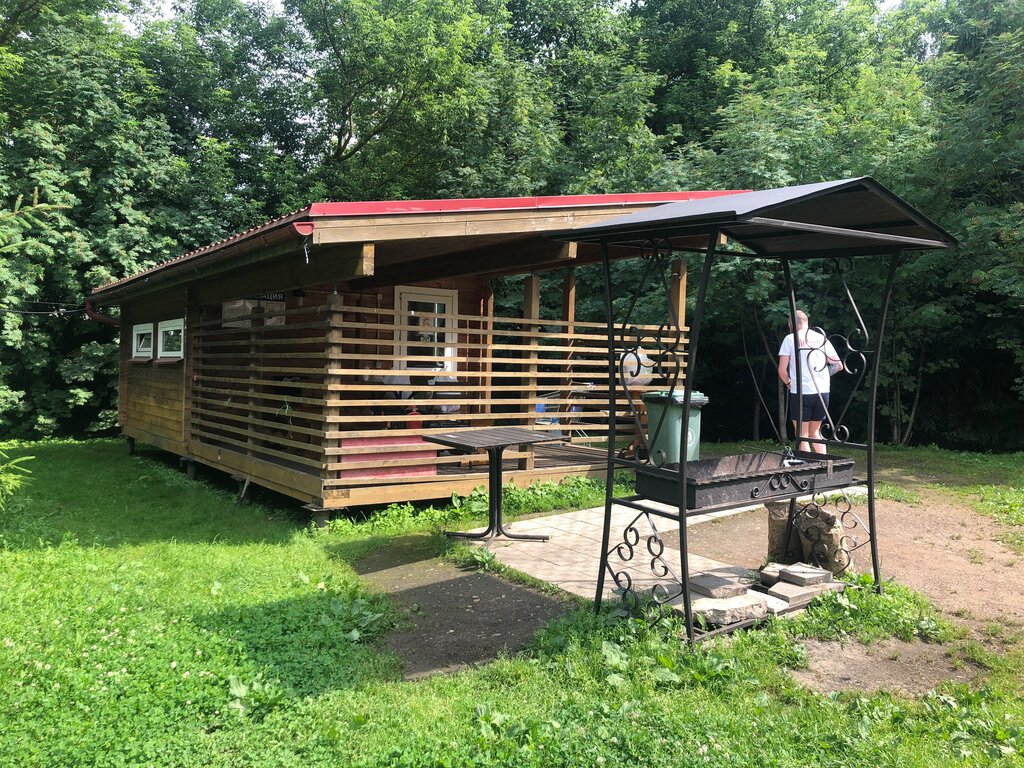 Piknik alanı Domiki dlya piknika na Polyane Nevest, Moskova, foto