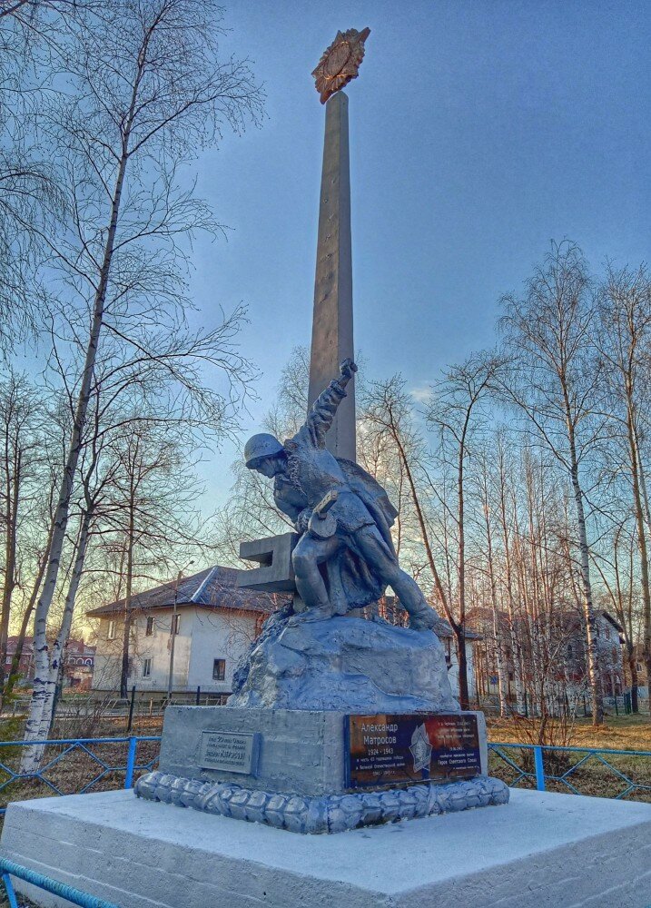 Anıt, heykel Александр Матросов, Koriajma, foto
