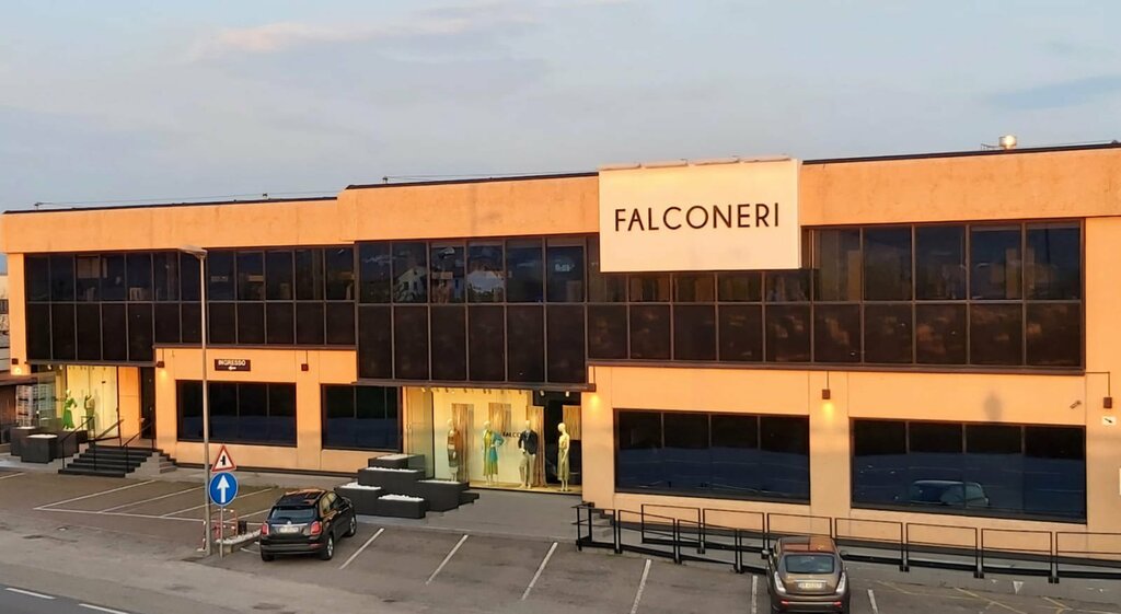Giyim mağazası Falconeri, Dünya, foto