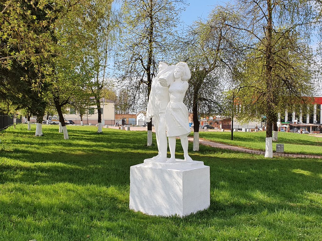 Park, sokak heykeli Юноша и девушка со снопом, Medyn, foto