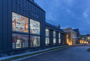 Isle of Raasay Distillery (Scotland, Highland, Plock of Kyle), otel  Highland Konsey Alanı'ndan