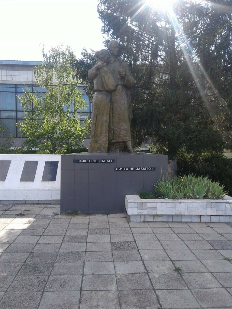 Anıt levhası, anıt taş Воинам-односельчанам, павшим в годы Великой Отечественной войны, Kırım Cumhuriyeti, foto