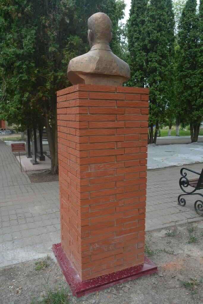 Anıt, heykel Бюст Рубежного И.Т., Biryuch, foto