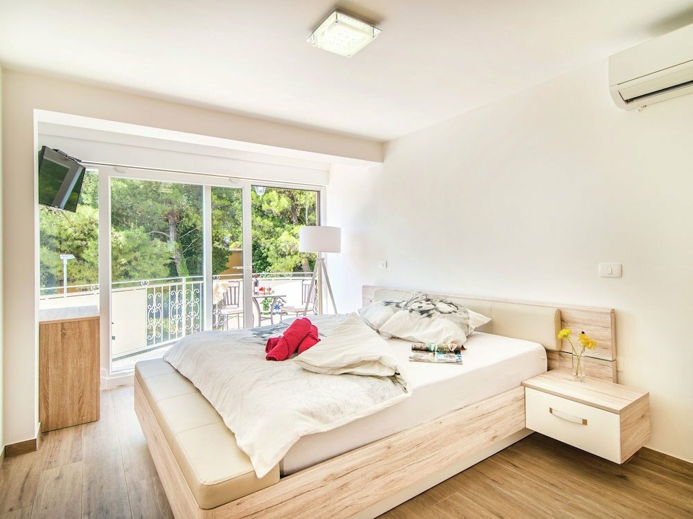 Otel Modern Villa with Private Pool & Hot Tub near Center & Beach, Dünya, foto