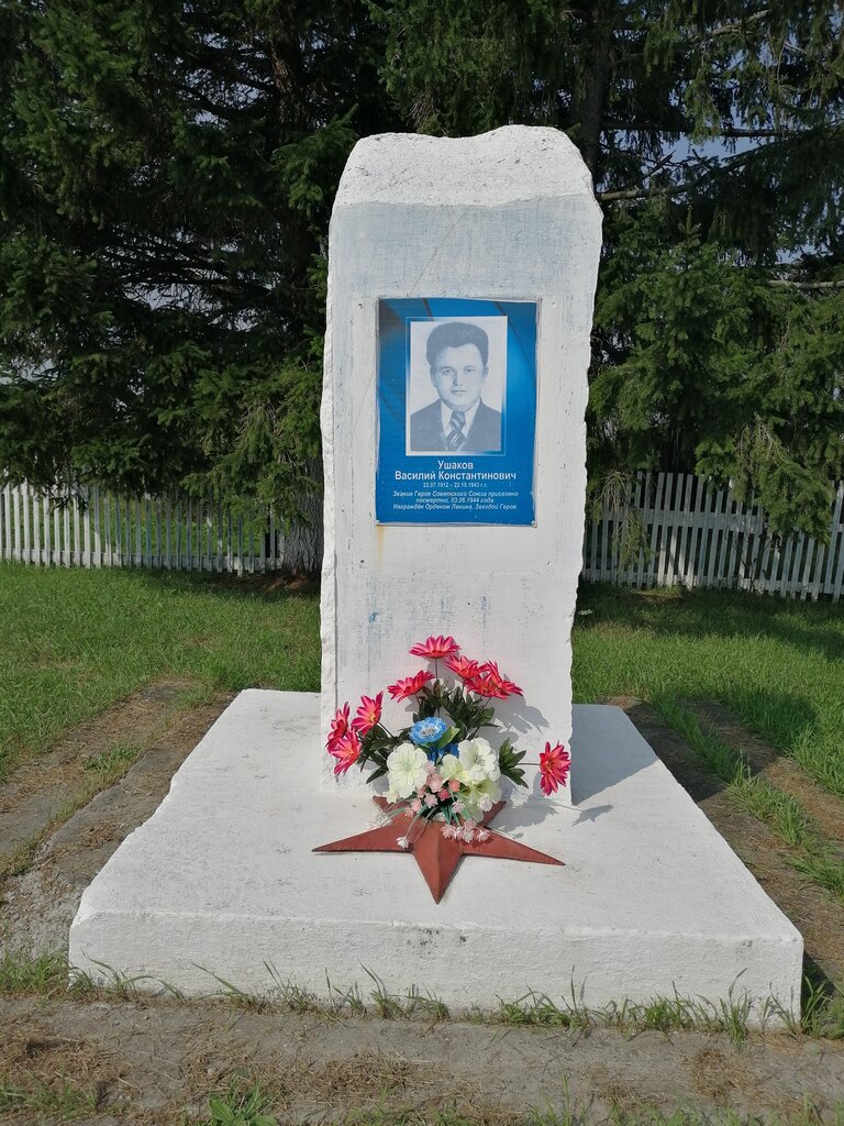 Anıt levhası, anıt taş Герою Советского Союза В.К. Ушакову, Krasnoyarski krayı, foto