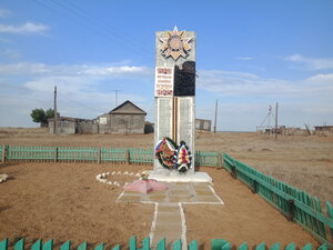 Могила капитана Д.В. Аникина, погибшего в борьбе за Родину в 1942 г. (Astrakhan Region, Akhtubinsky District, selo Solyanka), anıt, heykel  Astrahanskaya oblastından