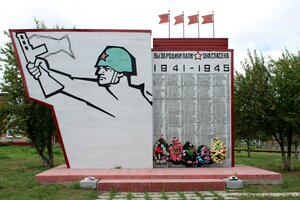 Погибшим в годы в Великой Отечественной войны (Shkolnaya ulitsa No:11Г, selo Suzdalka), anıt, heykel  Novosibirskaya oblastından