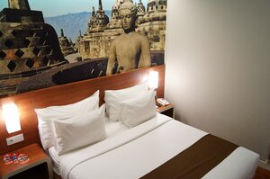 Life Hotel Mayjend Sungkono Surabaya (East Java, Surabaya City, Сity of Surabaya, Mayjen Sungkono), otel  Surabaya'dan