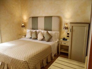 Condotti Rooms (Lazio, Roma, Via dei Condotti, 23), otel  Roma'dan