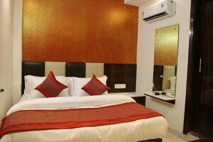 Hotel Snow White Inn (Blue Line, Mandi House metro station), otel  Delhi'den