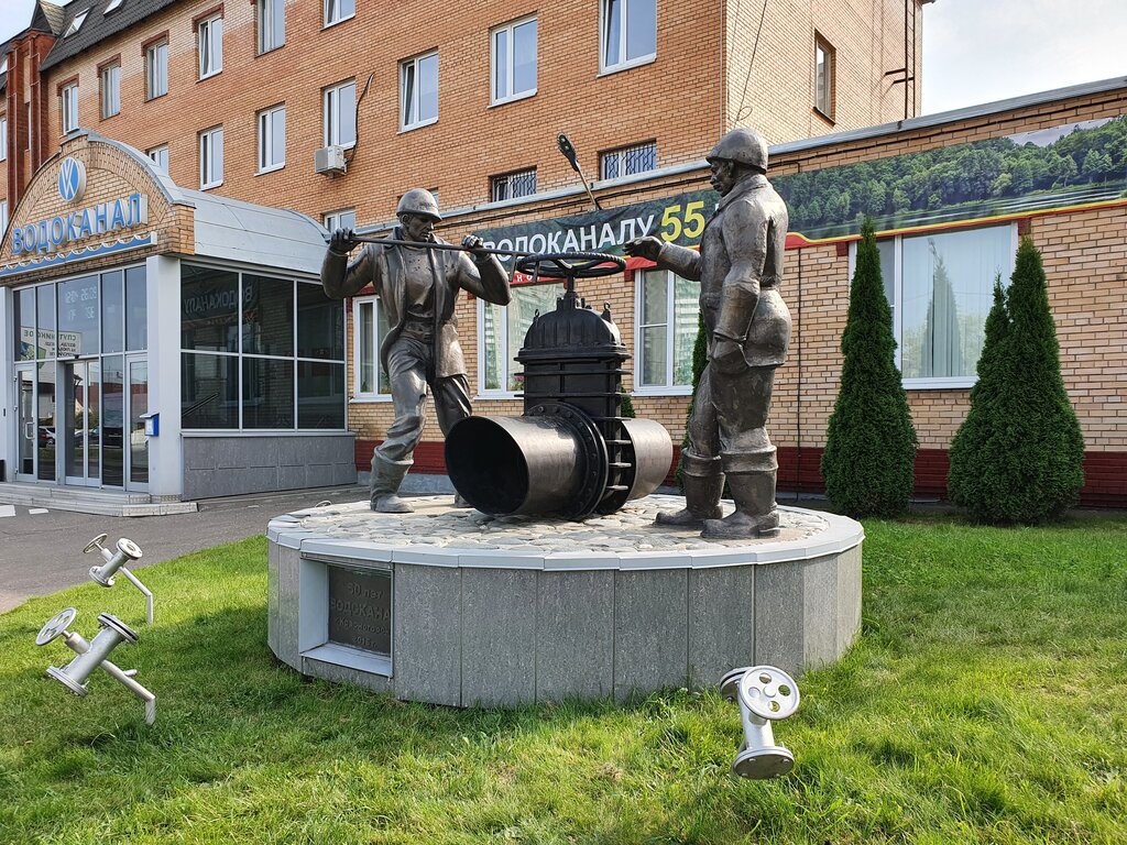 Park, sokak heykeli Водопроводчики, Krasnogorsk, foto