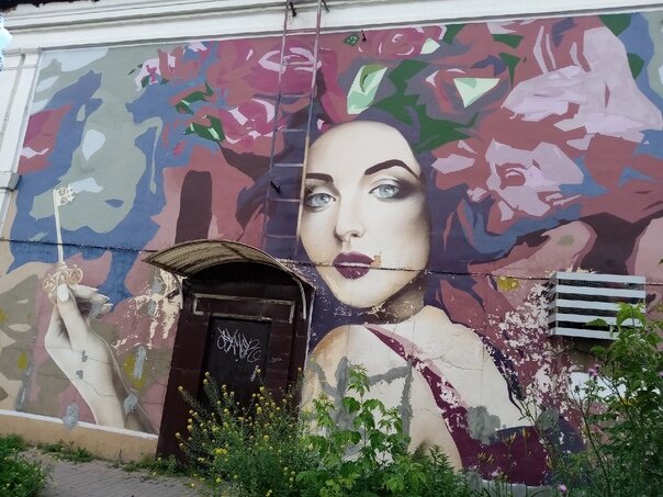 Sokak sanatı Девушка с ключом, Kemerovo, foto