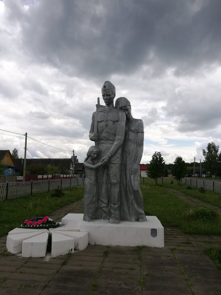 Anıt, heykel Братская могила, Minskaya oblastı, foto
