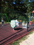 Playground (Krasnodar Territory, Sochi Resort City Urban District, Urban-Type Settlement of Krasnaya Polyana, Volokolamskaya Street), oyun alanı  Soçi'den