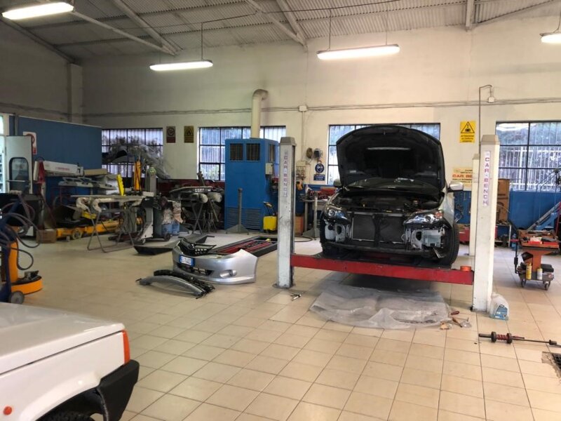 Otomobil servisi Carrozzeria Alpina Aosta di Giovinazzo Severino, Aosta Vadisi, foto
