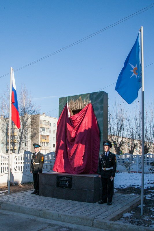 Anıt, heykel Пожарным-спасателям - людям героической профессии, Achinsk, foto
