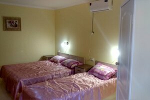 Guest house Gostepriimnyi dom (Ялтинская улица No:13), otel  Feodosya'dan (Kefe'den)