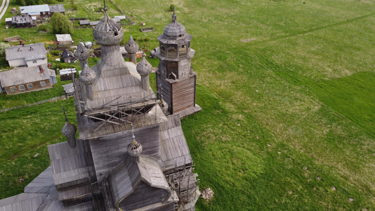 Şapel, haç anıtı Церковь Преображения Господня в Турчасово, Arhangelskaya oblastı, foto