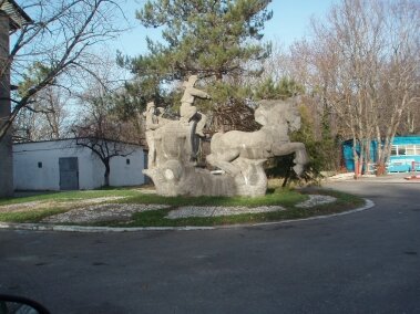 Park, sokak heykeli Конный выезд бочечного хода с юными пожарными, Krasnodarski krayı, foto
