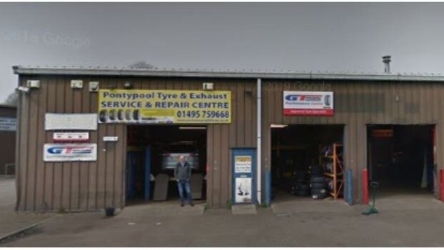 Jant ve lastikçiler Pontypool Tyre & Exhaust Centre Ltd, Galler, foto