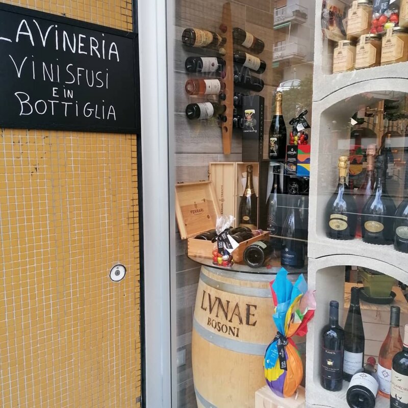 Şarap ve içki toptan satışları La Vinerìa di VIA Murcarolo, Cenova, foto